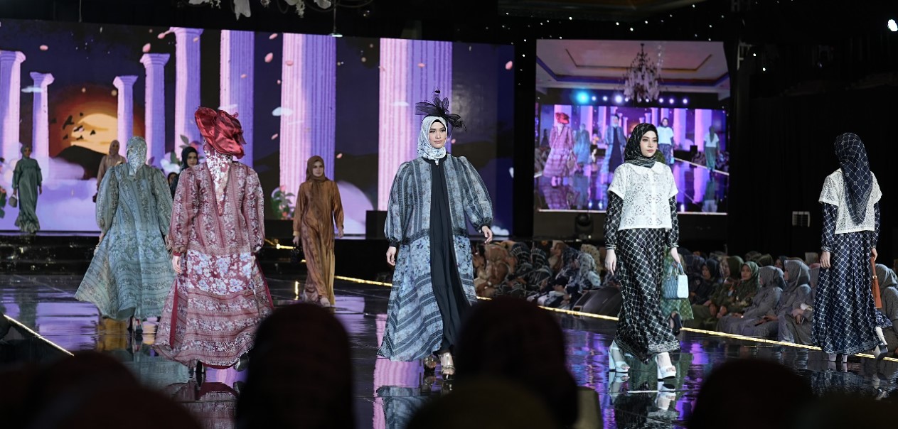 Timeless Elegance, Fashion Show Arinna Hijab Premium Gandeng Brand ...